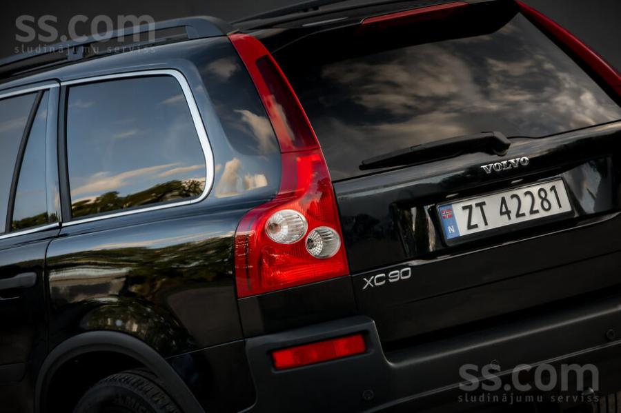 Black Volvo XC90 2004 in Jelgava, with an engine capacity of 2.40 L and mileage of 266 thousand km for 4800 €, photo 9 on AUTOMOTO.COM.LV