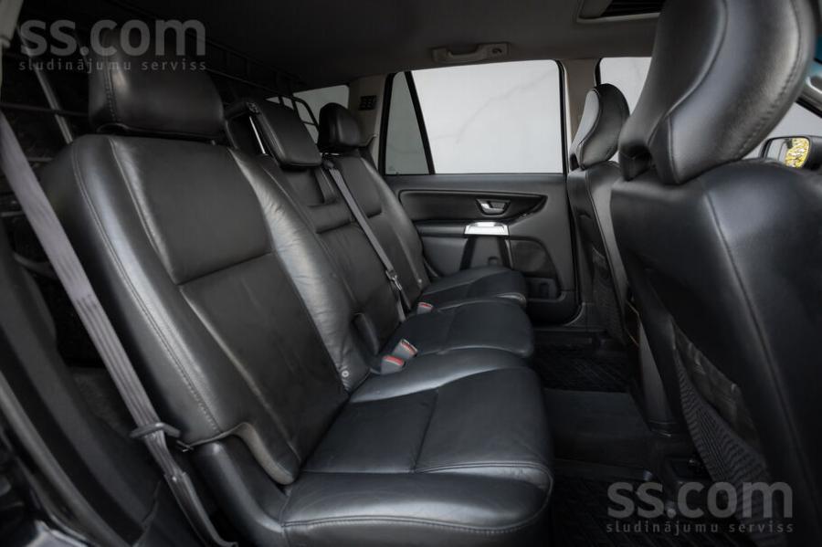 Black Volvo XC90 2004 in Jelgava, with an engine capacity of 2.40 L and mileage of 266 thousand km for 4800 €, photo 11 on AUTOMOTO.COM.LV