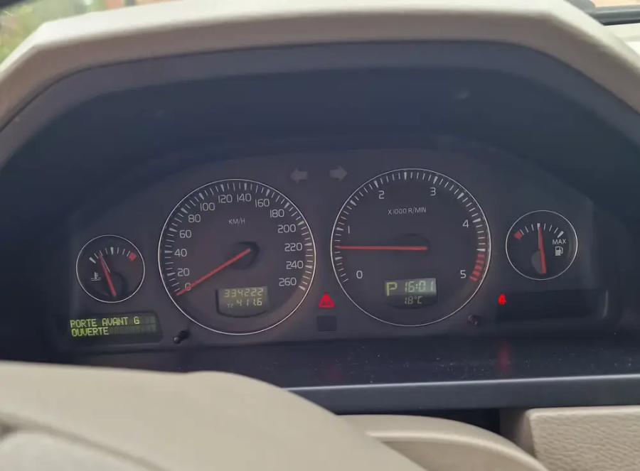 Melns Volvo XC90 2004 Grobiņa, ar dzinēja tilpumu 2.40 L un nobraukumu 334 tūkst. km par 3350 €, foto 8 vietnē AUTOMOTO.COM.LV