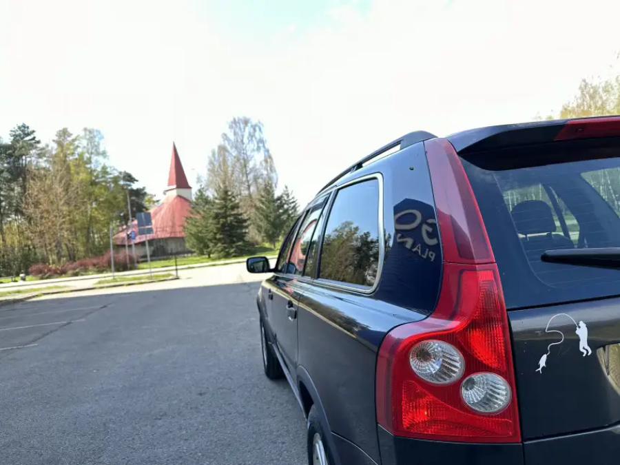 Black Volvo XC90 2004 in Riga, with an engine capacity of 2.40 L and mileage of 373 thousand km for 2990 €, photo 7 on AUTOMOTO.COM.LV