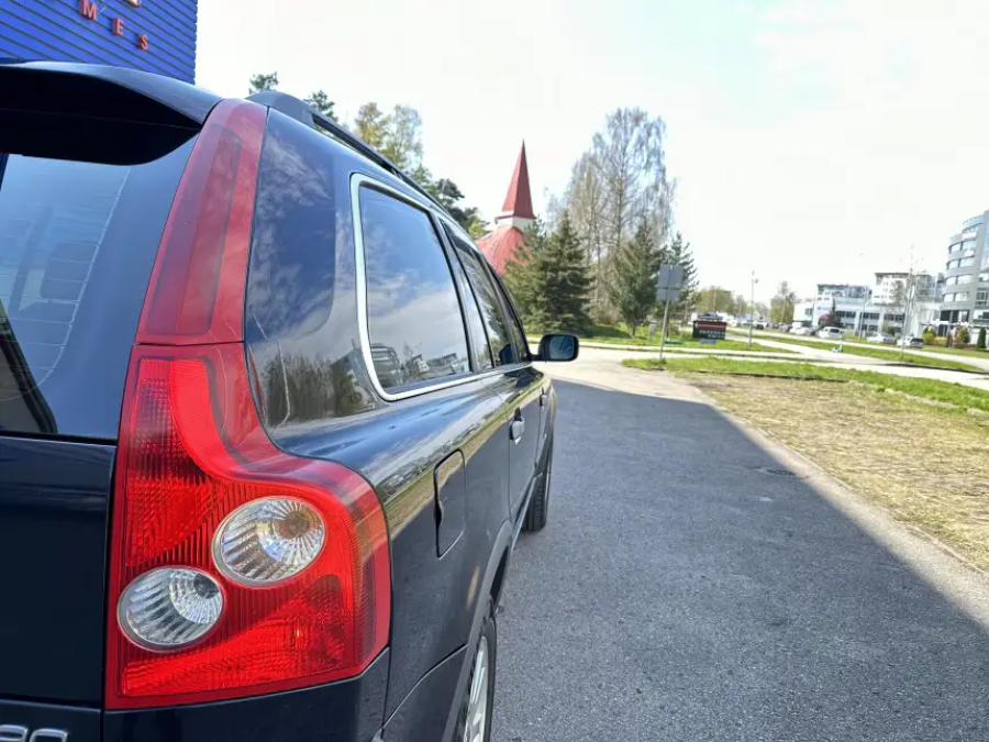 Black Volvo XC90 2004 in Riga, with an engine capacity of 2.40 L and mileage of 373 thousand km for 2990 €, photo 9 on AUTOMOTO.COM.LV