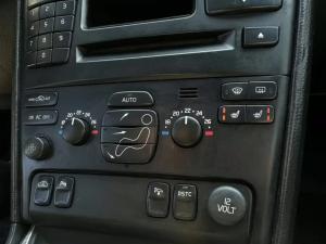 Black Volvo XC90 2004 in Riga, with an engine capacity of 2.40 L and mileage of 373 thousand km for 2990 €, photo 14 on AUTOMOTO.COM.LV