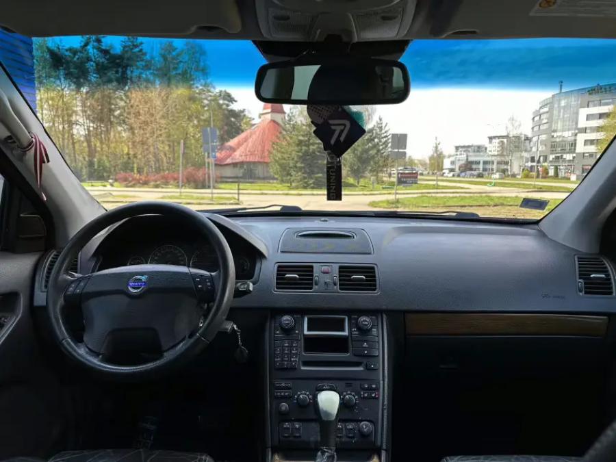 Black Volvo XC90 2004 in Riga, with an engine capacity of 2.40 L and mileage of 373 thousand km for 2990 €, photo 19 on AUTOMOTO.COM.LV
