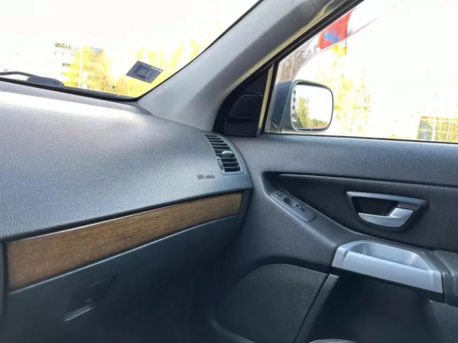Black Volvo XC90 2004 in Riga, with an engine capacity of 2.40 L and mileage of 373 thousand km for 2990 €, photo 23 on AUTOMOTO.COM.LV