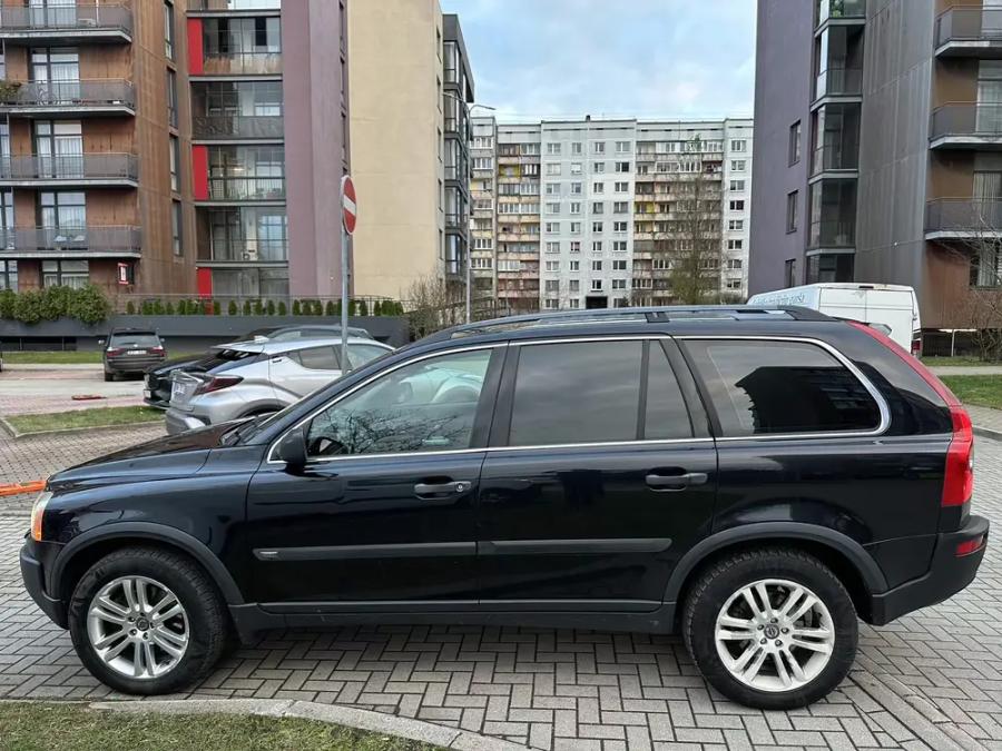 Black Volvo XC90 2004 in Riga, with an engine capacity of 2.40 L and mileage of 406 thousand km for 3690 €, photo 3 on AUTOMOTO.COM.LV