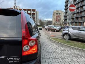 Black Volvo XC90 2004 in Riga, with an engine capacity of 2.40 L and mileage of 406 thousand km for 3690 €, photo 5 on AUTOMOTO.COM.LV