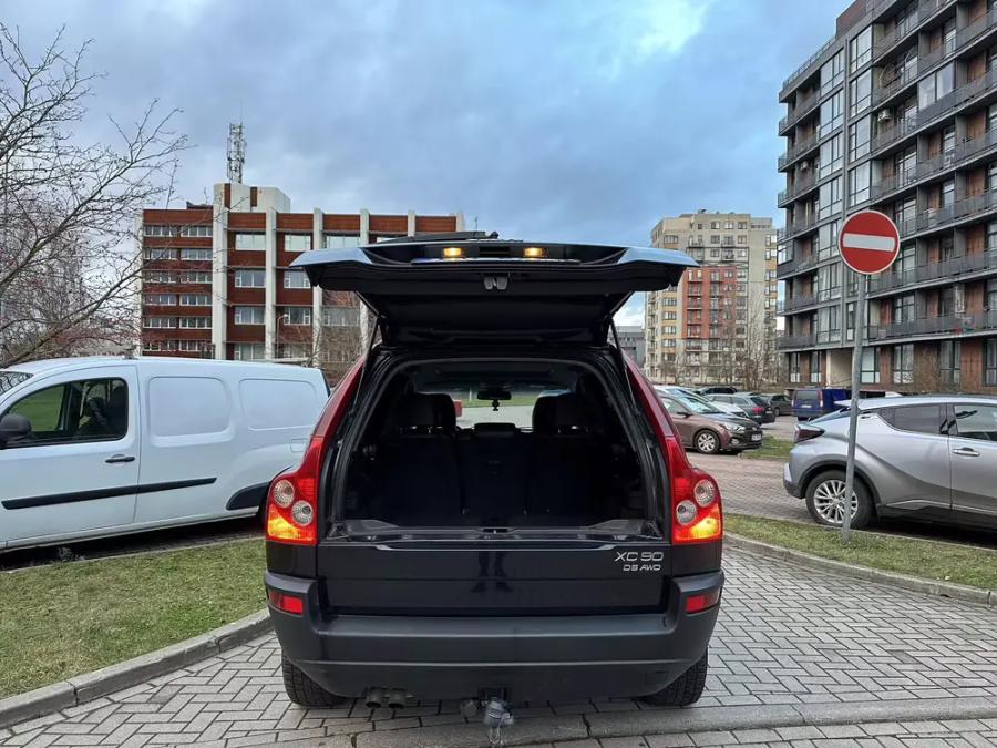 Black Volvo XC90 2004 in Riga, with an engine capacity of 2.40 L and mileage of 406 thousand km for 3690 €, photo 8 on AUTOMOTO.COM.LV