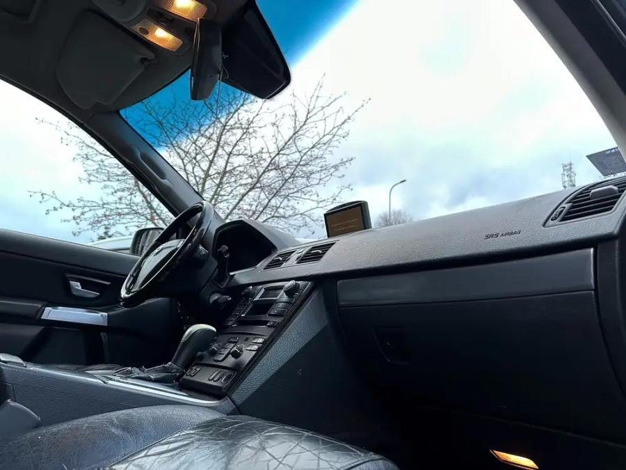 Black Volvo XC90 2004 in Riga, with an engine capacity of 2.40 L and mileage of 406 thousand km for 3690 €, photo 9 on AUTOMOTO.COM.LV