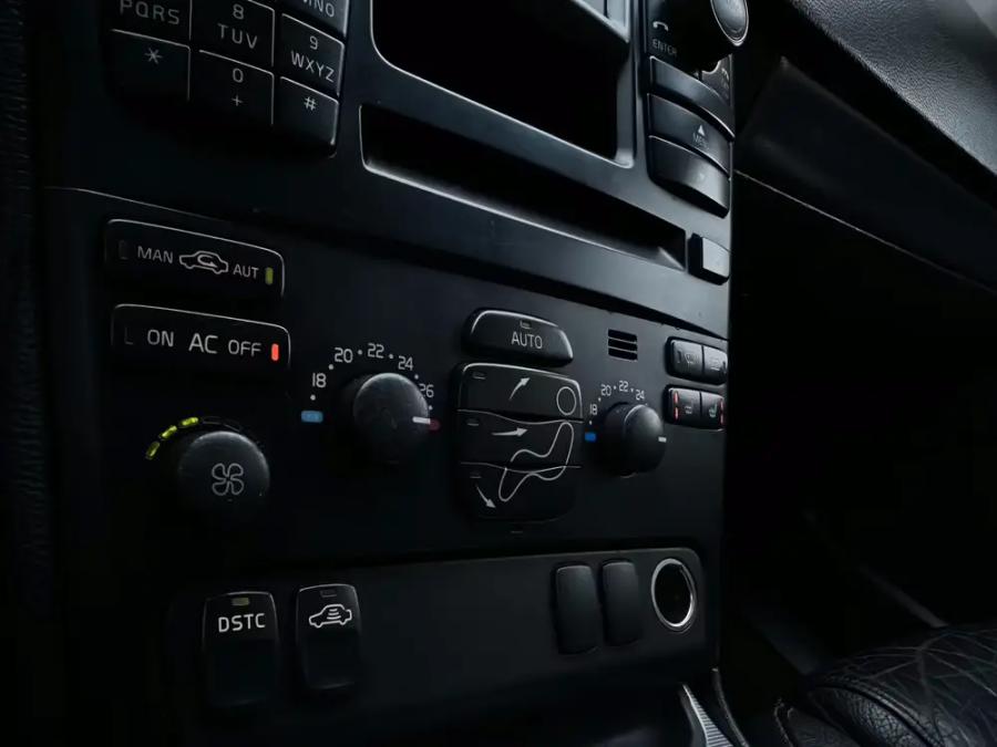 Black Volvo XC90 2004 in Riga, with an engine capacity of 2.40 L and mileage of 406 thousand km for 3690 €, photo 18 on AUTOMOTO.COM.LV