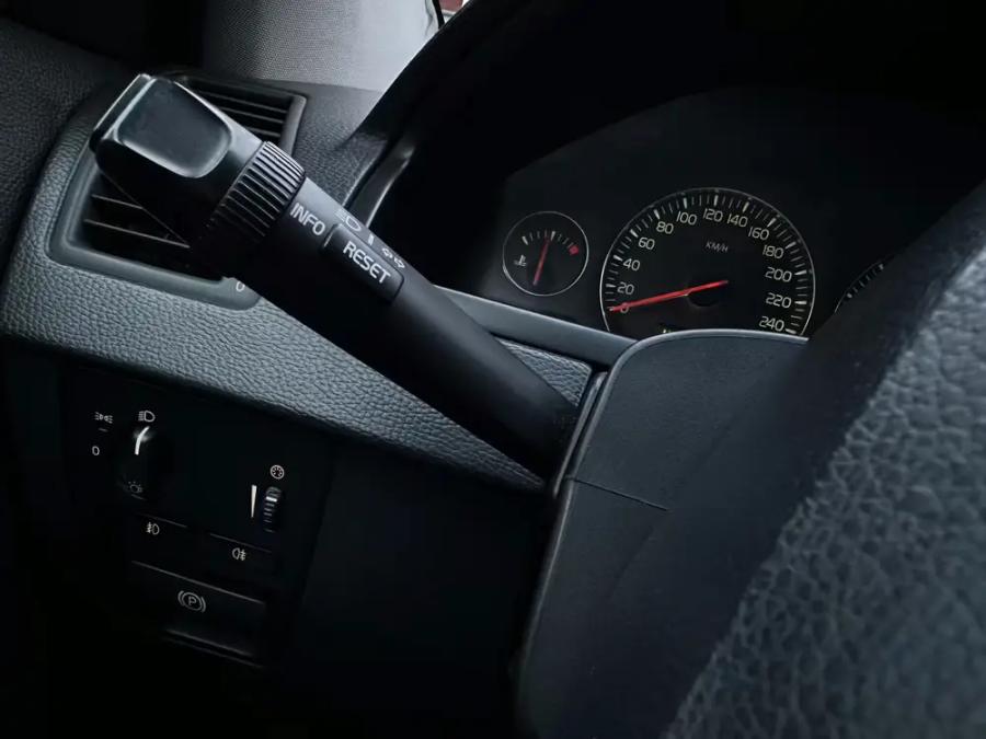 Black Volvo XC90 2004 in Riga, with an engine capacity of 2.40 L and mileage of 406 thousand km for 3690 €, photo 22 on AUTOMOTO.COM.LV