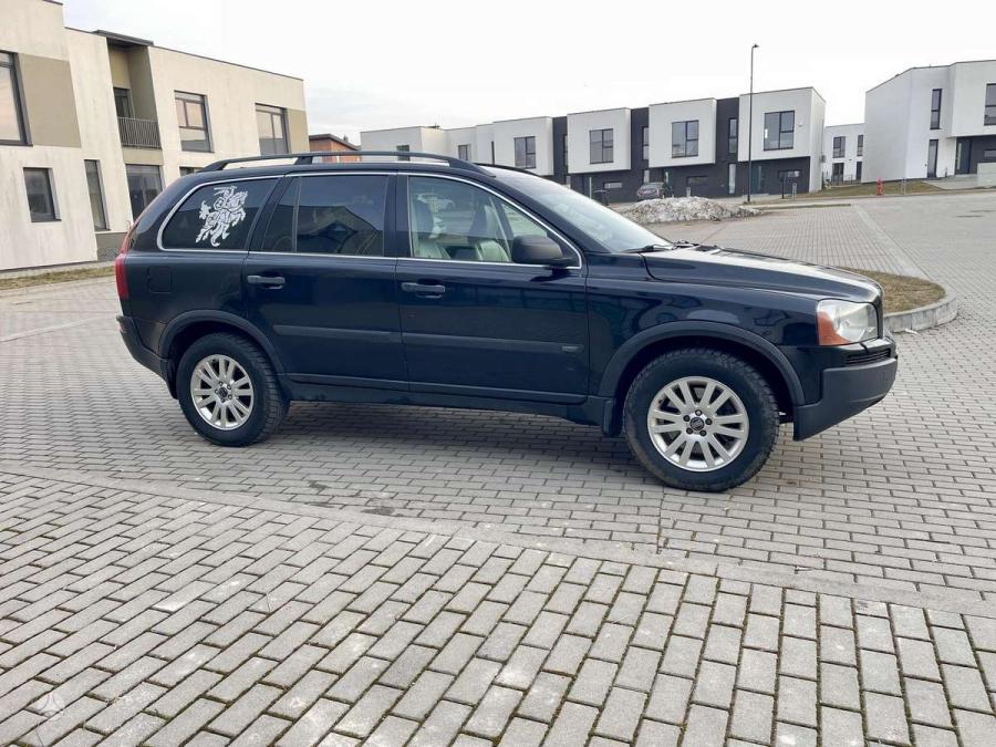 Black Volvo XC90 2004 in Vilnius, with an engine capacity of 2.40 L and mileage of 433 thousand km for 2900 €, photo 8 on AUTOMOTO.COM.LV