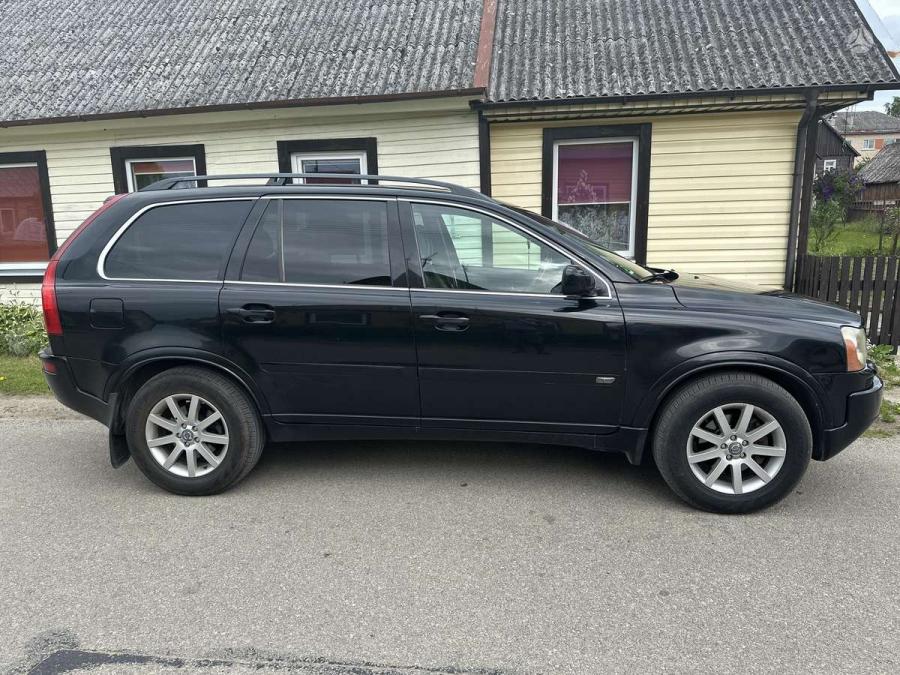 Black Volvo XC90 2004 in Rokiskis, with an engine capacity of 2.40 L and mileage of 327 thousand km for 2800 €, photo 4 on AUTOMOTO.COM.LV
