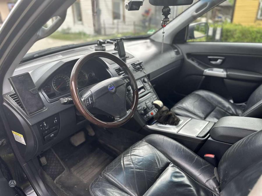 Black Volvo XC90 2004 in Rokiskis, with an engine capacity of 2.40 L and mileage of 327 thousand km for 2800 €, photo 8 on AUTOMOTO.COM.LV