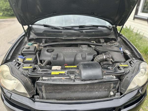 Black Volvo XC90 2004 in Rokiskis, with an engine capacity of 2.40 L and mileage of 327 thousand km for 2800 €, photo 8 on AUTOMOTO.COM.LV