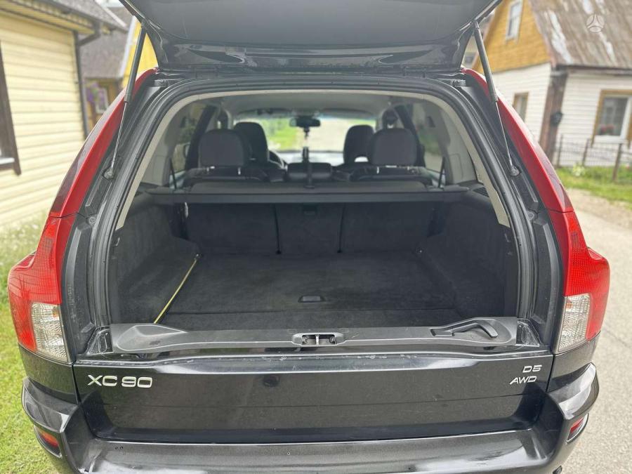 Black Volvo XC90 2004 in Rokiskis, with an engine capacity of 2.40 L and mileage of 327 thousand km for 2800 €, photo 10 on AUTOMOTO.COM.LV