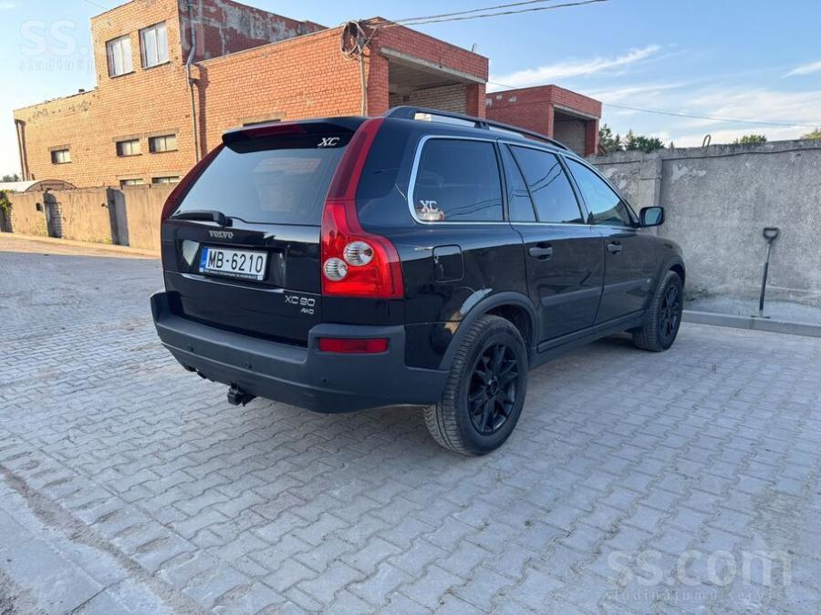 Black Volvo XC90 2004 in Riga, with an engine capacity of 2.40 L and mileage of 279 thousand km for 4000 €, photo 5 on AUTOMOTO.COM.LV