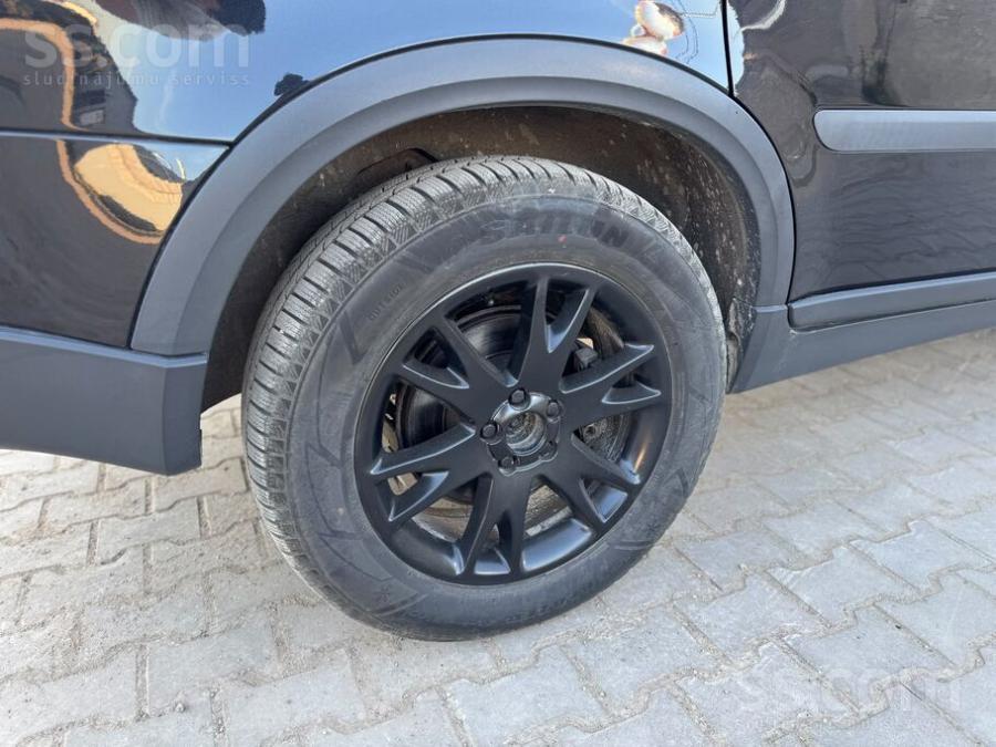 Black Volvo XC90 2004 in Riga, with an engine capacity of 2.40 L and mileage of 279 thousand km for 4000 €, photo 8 on AUTOMOTO.COM.LV