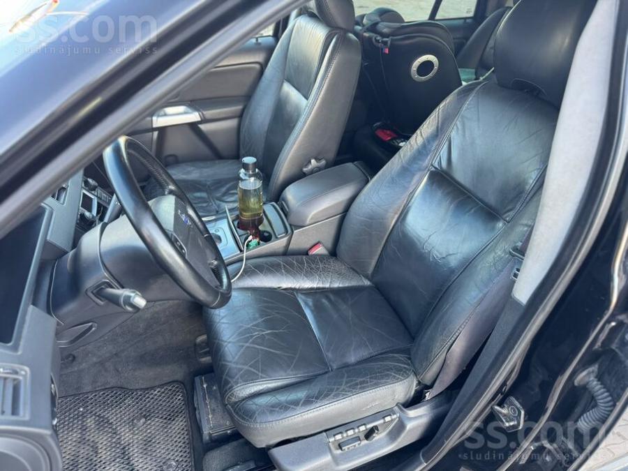 Black Volvo XC90 2004 in Riga, with an engine capacity of 2.40 L and mileage of 279 thousand km for 4000 €, photo 9 on AUTOMOTO.COM.LV