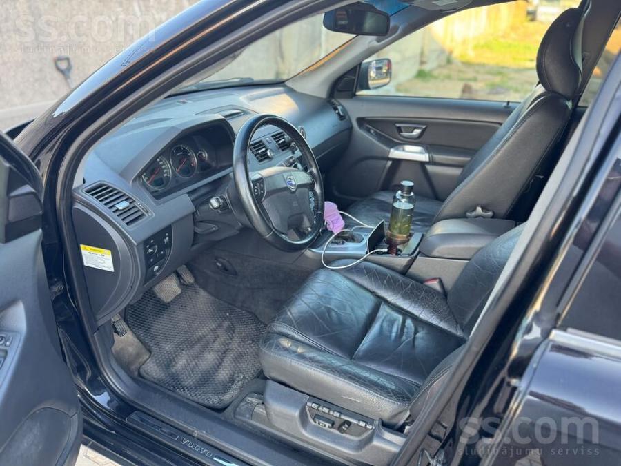 Black Volvo XC90 2004 in Riga, with an engine capacity of 2.40 L and mileage of 279 thousand km for 4000 €, photo 10 on AUTOMOTO.COM.LV