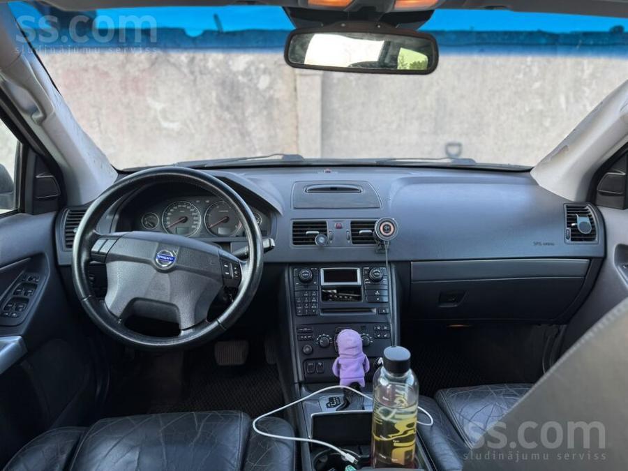 Black Volvo XC90 2004 in Riga, with an engine capacity of 2.40 L and mileage of 279 thousand km for 4000 €, photo 11 on AUTOMOTO.COM.LV