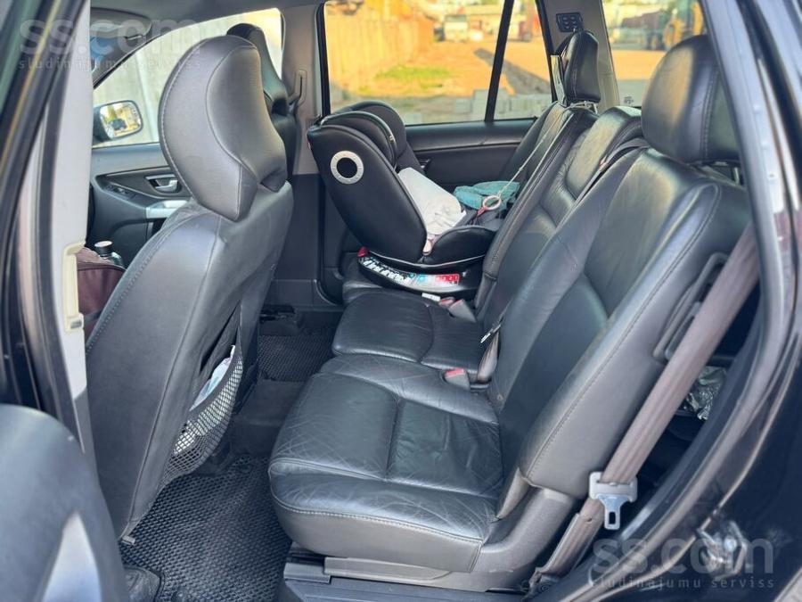 Black Volvo XC90 2004 in Riga, with an engine capacity of 2.40 L and mileage of 279 thousand km for 4000 €, photo 12 on AUTOMOTO.COM.LV