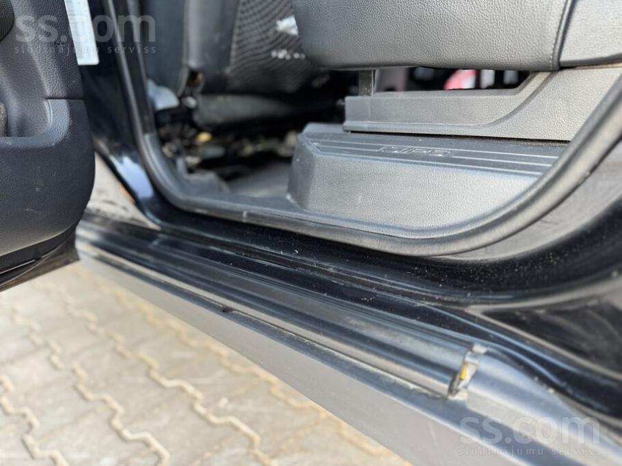 Black Volvo XC90 2004 in Riga, with an engine capacity of 2.40 L and mileage of 279 thousand km for 4000 €, photo 13 on AUTOMOTO.COM.LV