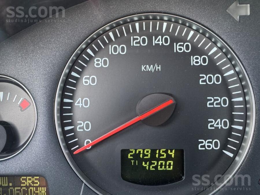 Black Volvo XC90 2004 in Riga, with an engine capacity of 2.40 L and mileage of 279 thousand km for 4000 €, photo 15 on AUTOMOTO.COM.LV