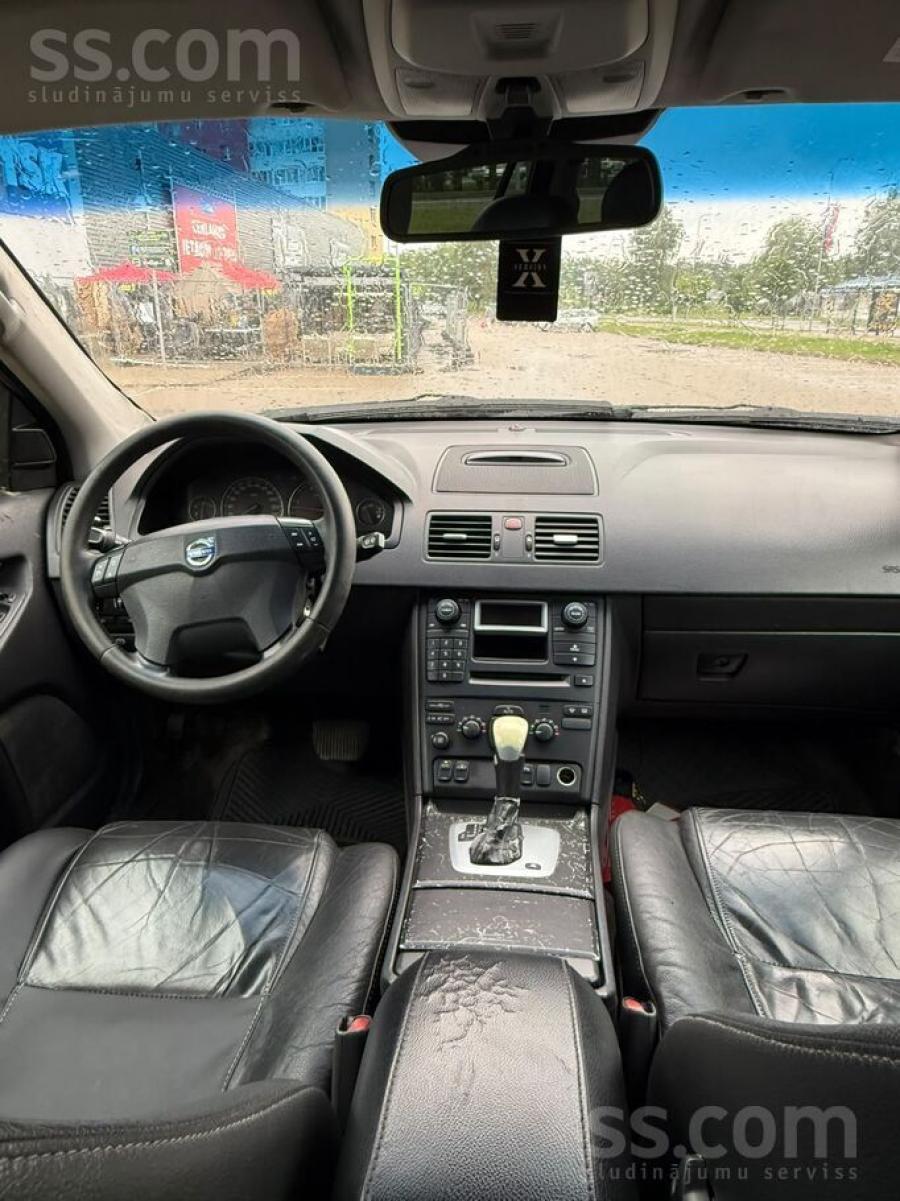 Black Volvo XC90 2004 in Jelgava, with an engine capacity of 2.40 L and mileage of 360 thousand km for 3100 €, photo 10 on AUTOMOTO.COM.LV