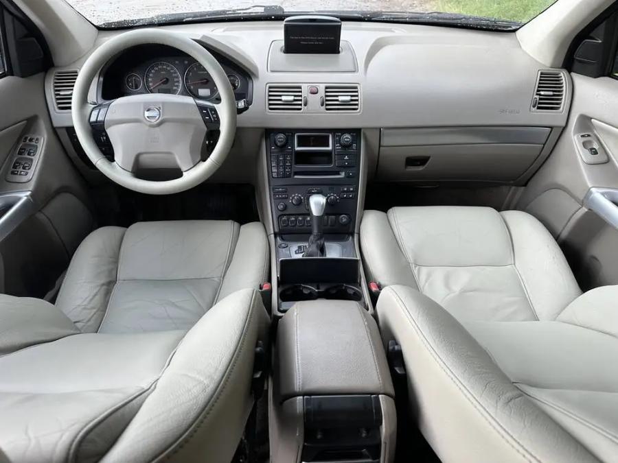 Melns Volvo XC90 2004 Rīga, ar dzinēja tilpumu 2.50 L un nobraukumu 434 tūkst. km par 3600 €, foto 15 vietnē AUTOMOTO.COM.LV