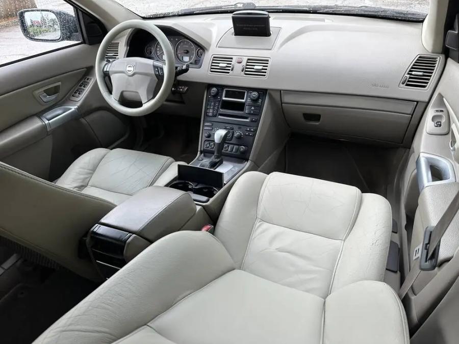 Melns Volvo XC90 2004 Rīga, ar dzinēja tilpumu 2.50 L un nobraukumu 434 tūkst. km par 3600 €, foto 17 vietnē AUTOMOTO.COM.LV