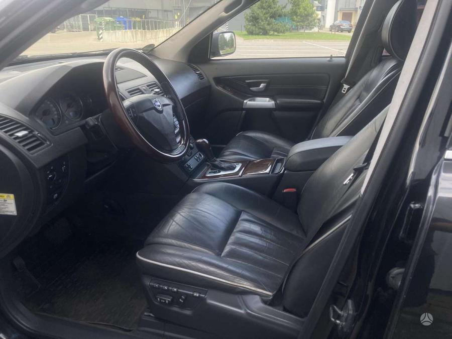 Black Volvo XC90 2004 in Marijampole, with an engine capacity of 2.40 L and mileage of 280 thousand km for 3999 €, photo 14 on AUTOMOTO.COM.LV