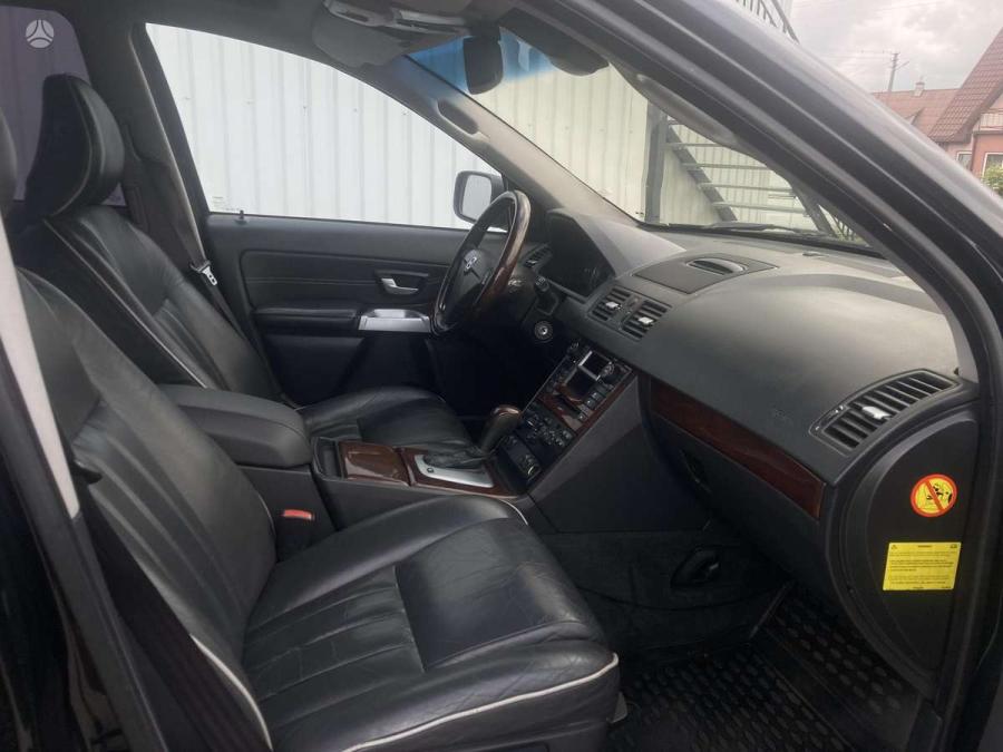 Black Volvo XC90 2004 in Marijampole, with an engine capacity of 2.40 L and mileage of 280 thousand km for 3999 €, photo 18 on AUTOMOTO.COM.LV