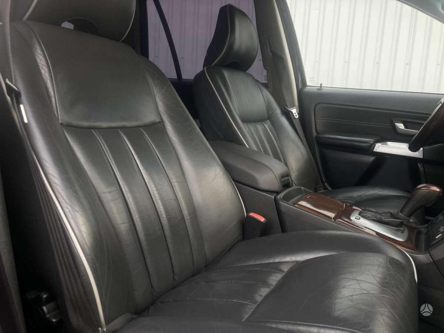 Black Volvo XC90 2004 in Marijampole, with an engine capacity of 2.40 L and mileage of 280 thousand km for 3999 €, photo 20 on AUTOMOTO.COM.LV