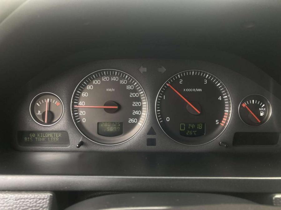 Black Volvo XC90 2004 in Marijampole, with an engine capacity of 2.40 L and mileage of 280 thousand km for 3999 €, photo 45 on AUTOMOTO.COM.LV