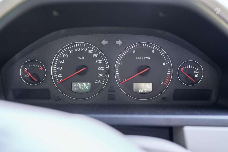 Melns Volvo XC90 2004 Plungė, ar dzinēja tilpumu 2.40 L un nobraukumu 322 tūkst. km par 3300 €, foto 8 vietnē AUTOMOTO.COM.LV