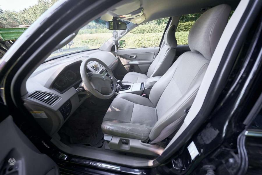 Melns Volvo XC90 2004 Plungė, ar dzinēja tilpumu 2.40 L un nobraukumu 322 tūkst. km par 3300 €, foto 13 vietnē AUTOMOTO.COM.LV