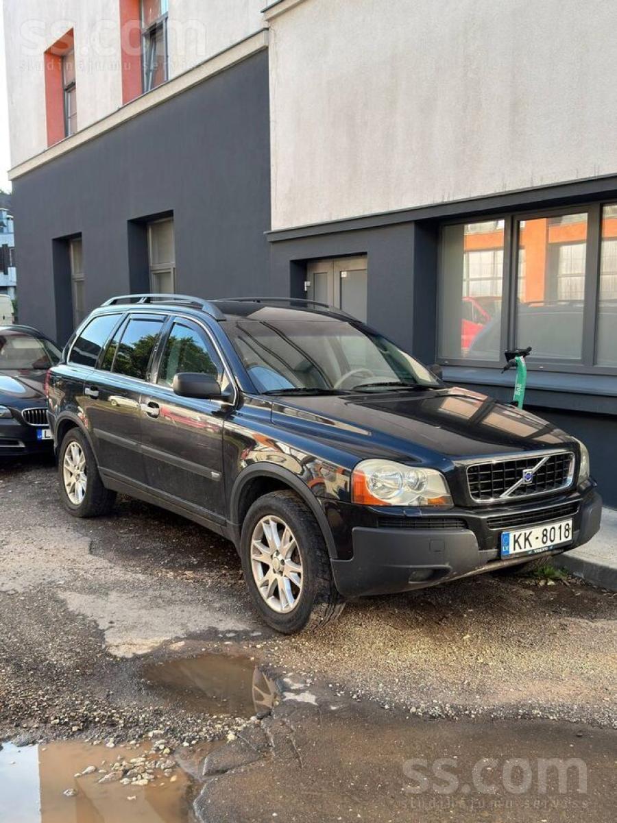 Black Volvo XC90 2004 in Riga, with an engine capacity of 2.40 L and mileage of 321 thousand km for 900 €, photo 1 on AUTOMOTO.COM.LV