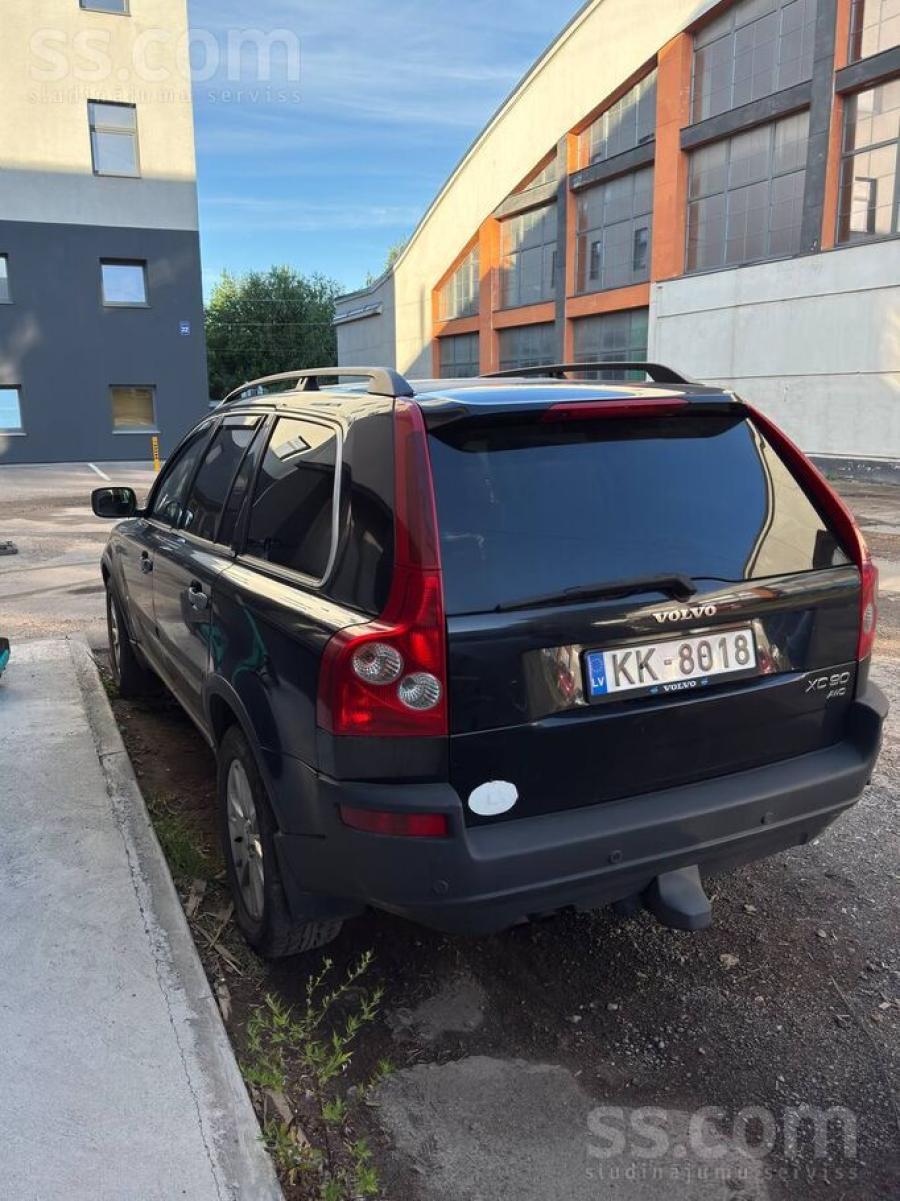 Black Volvo XC90 2004 in Riga, with an engine capacity of 2.40 L and mileage of 321 thousand km for 900 €, photo 3 on AUTOMOTO.COM.LV
