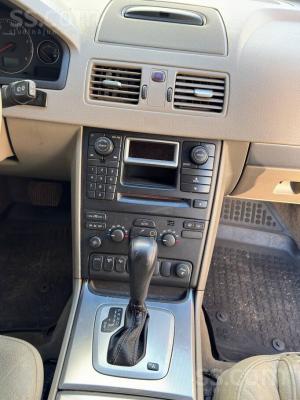 Black Volvo XC90 2004 in Riga, with an engine capacity of 2.40 L and mileage of 321 thousand km for 900 €, photo 5 on AUTOMOTO.COM.LV