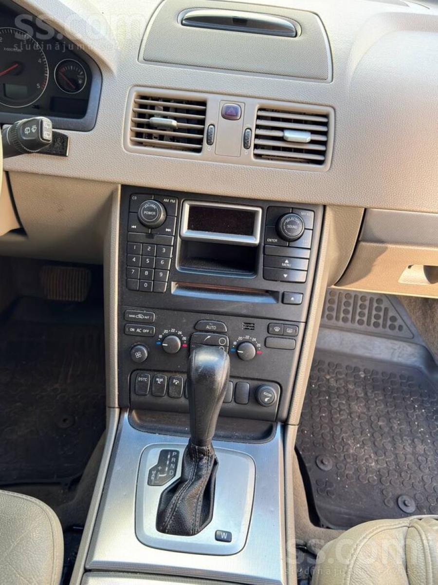Black Volvo XC90 2004 in Riga, with an engine capacity of 2.40 L and mileage of 321 thousand km for 900 €, photo 5 on AUTOMOTO.COM.LV