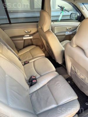 Black Volvo XC90 2004 in Riga, with an engine capacity of 2.40 L and mileage of 321 thousand km for 900 €, photo 6 on AUTOMOTO.COM.LV