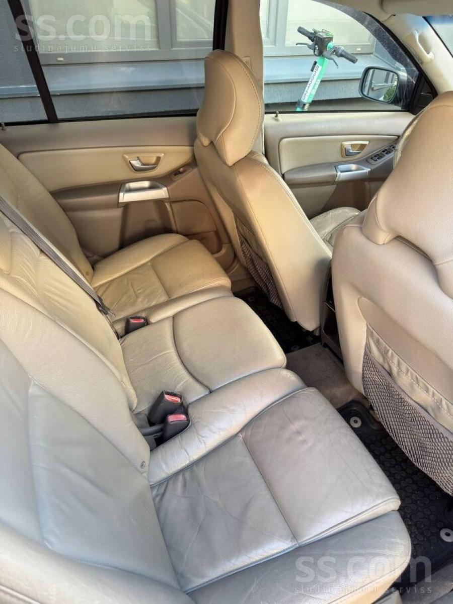 Black Volvo XC90 2004 in Riga, with an engine capacity of 2.40 L and mileage of 321 thousand km for 900 €, photo 6 on AUTOMOTO.COM.LV