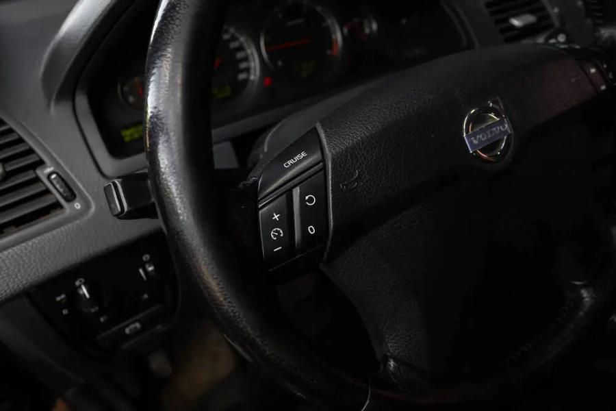 Melns Volvo XC90 2004 Jelgava, ar dzinēja tilpumu 2.40 L un nobraukumu 406 tūkst. km par 2300 €, foto 16 vietnē AUTOMOTO.COM.LV