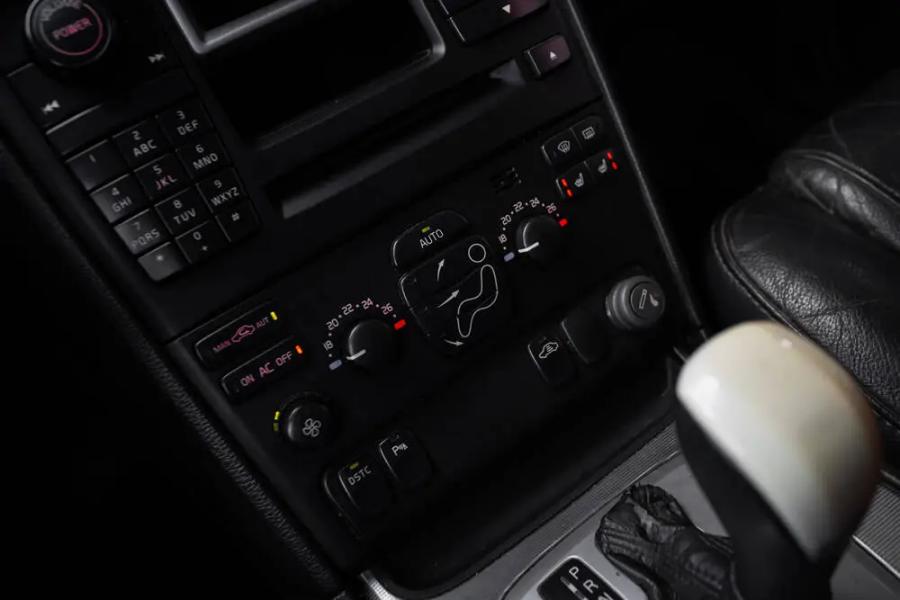 Melns Volvo XC90 2004 Jelgava, ar dzinēja tilpumu 2.40 L un nobraukumu 406 tūkst. km par 2300 €, foto 18 vietnē AUTOMOTO.COM.LV
