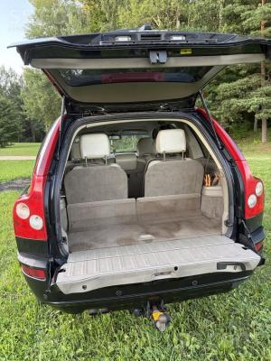 Black Volvo XC90 2004 in Riga, with an engine capacity of 2.40 L and mileage of 362 thousand km for 2500 €, photo 8 on AUTOMOTO.COM.LV