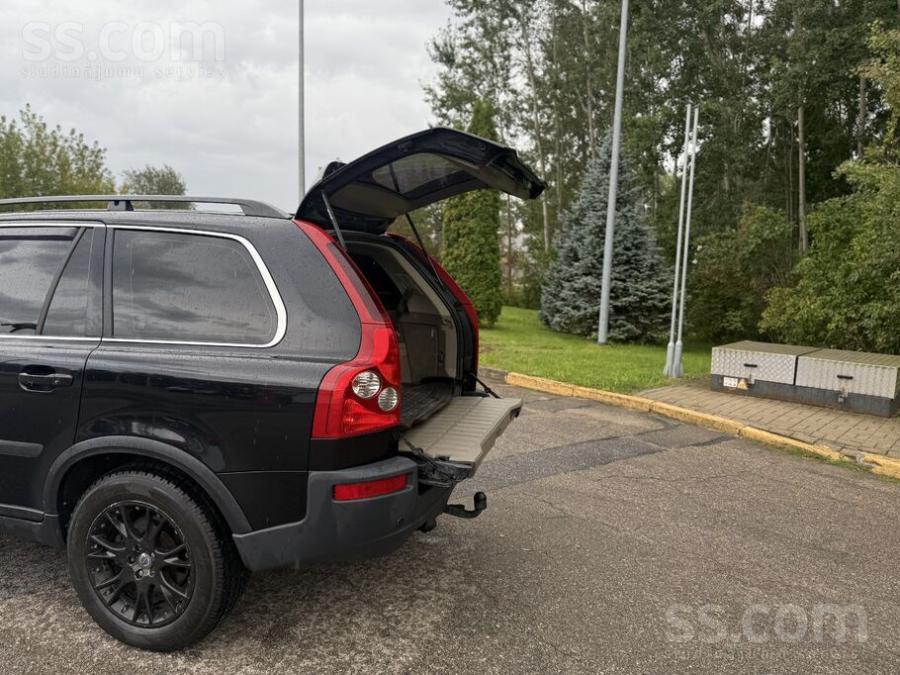 Black Volvo XC90 2004 in Riga, with an engine capacity of 2.40 L and mileage of 414 thousand km for 2990 €, photo 8 on AUTOMOTO.COM.LV