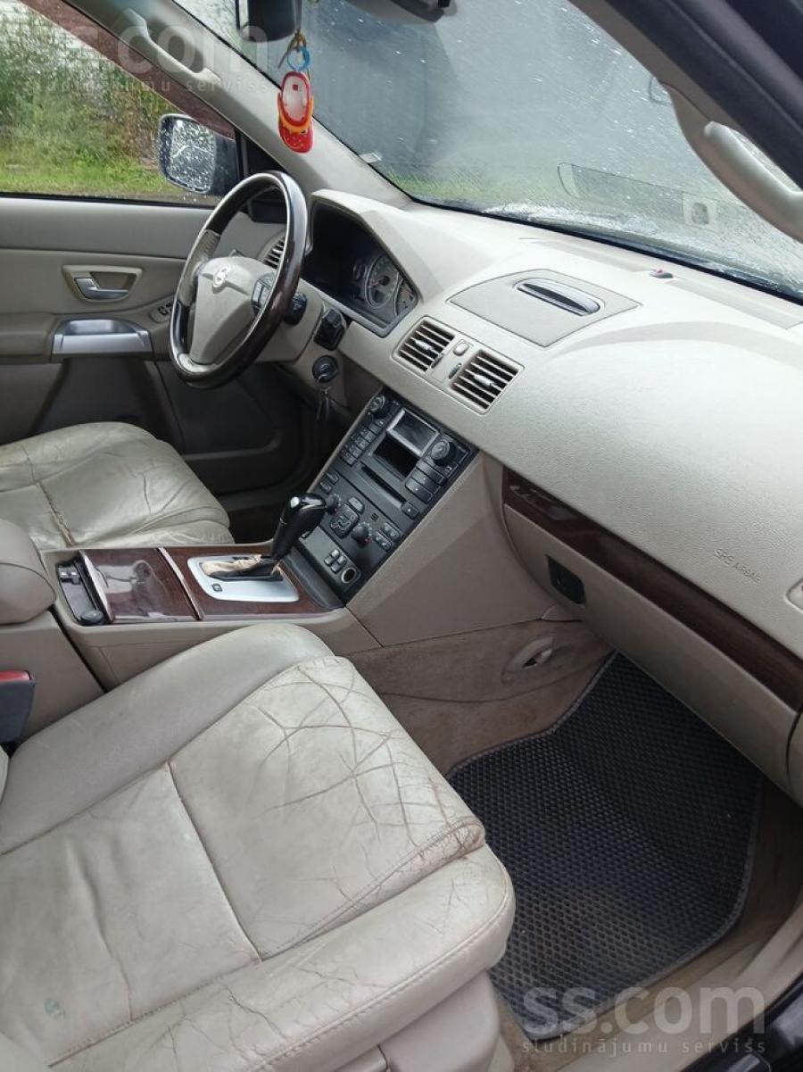 Black Volvo XC90 2004 in Riga, with an engine capacity of 2.40 L and mileage of 481 thousand km for 2300 €, photo 9 on AUTOMOTO.COM.LV
