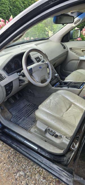 Black Volvo XC90 2004 in Vilnius, with an engine capacity of 2.40 L and mileage of 373 thousand km for 2500 €, photo 5 on AUTOMOTO.COM.LV