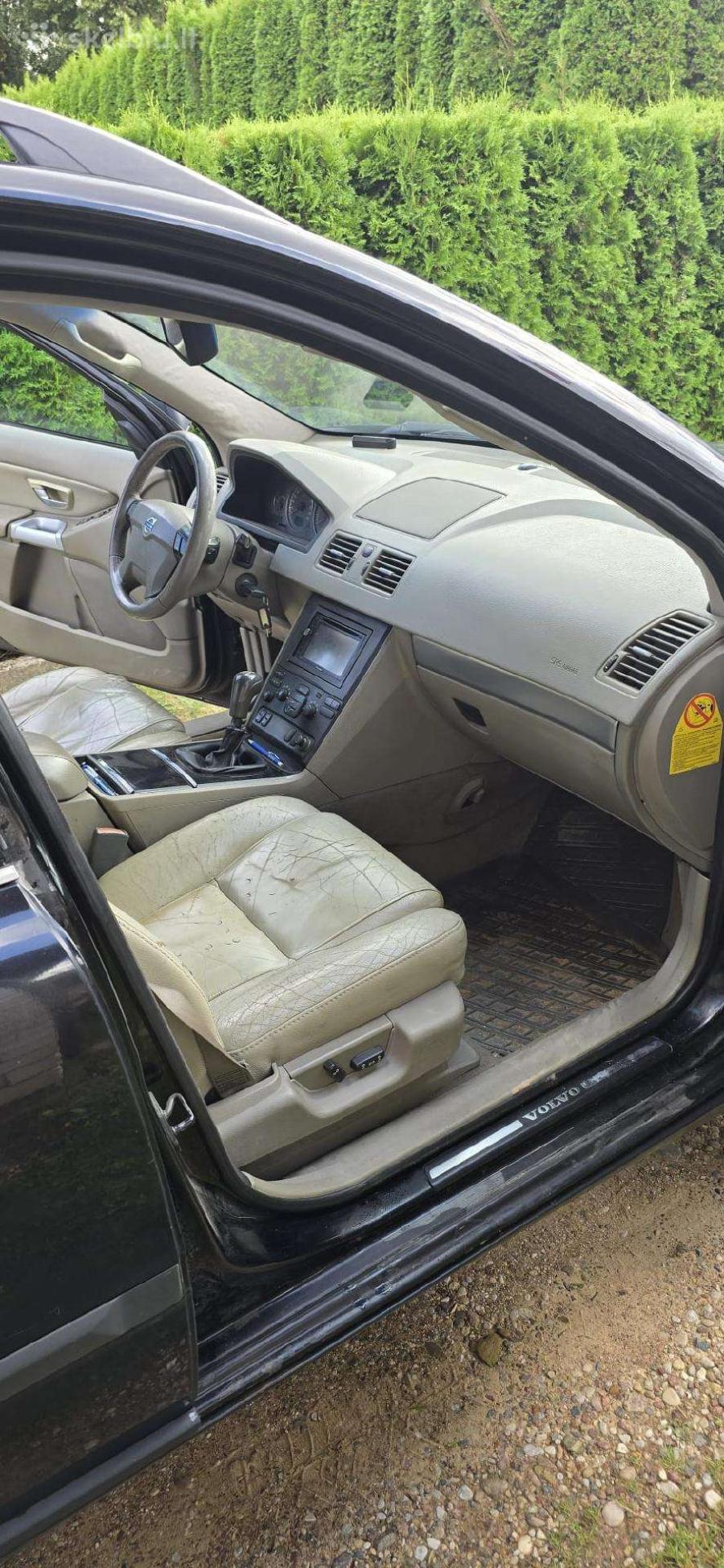 Black Volvo XC90 2004 in Vilnius, with an engine capacity of 2.40 L and mileage of 373 thousand km for 2500 €, photo 6 on AUTOMOTO.COM.LV