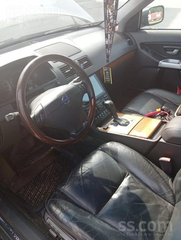 Black Volvo XC90 2004 in Liepaja, with an engine capacity of 2.90 L and mileage of 400 thousand km for 1500 €, photo 1 on AUTOMOTO.COM.LV
